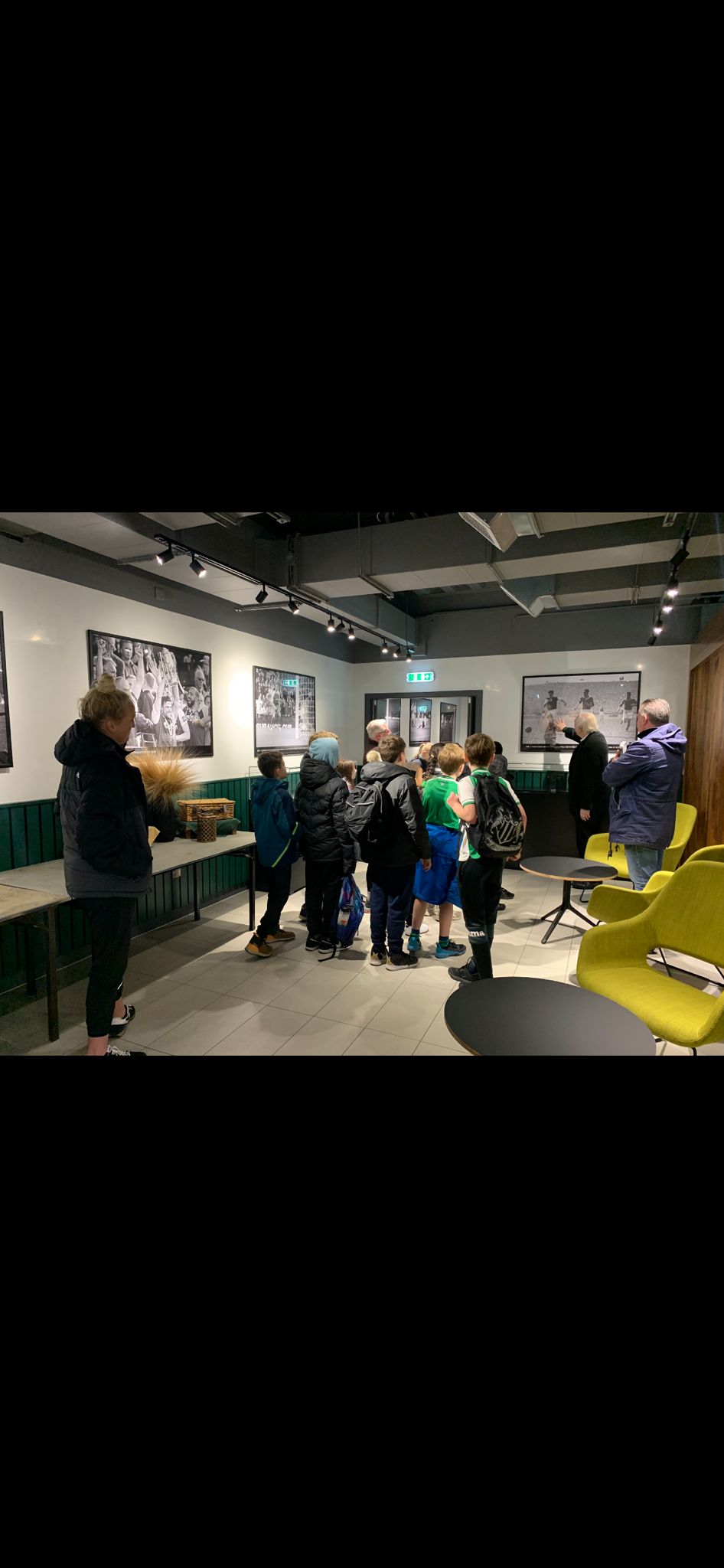 Hibs tour delights pupils – St John's RC Primary School